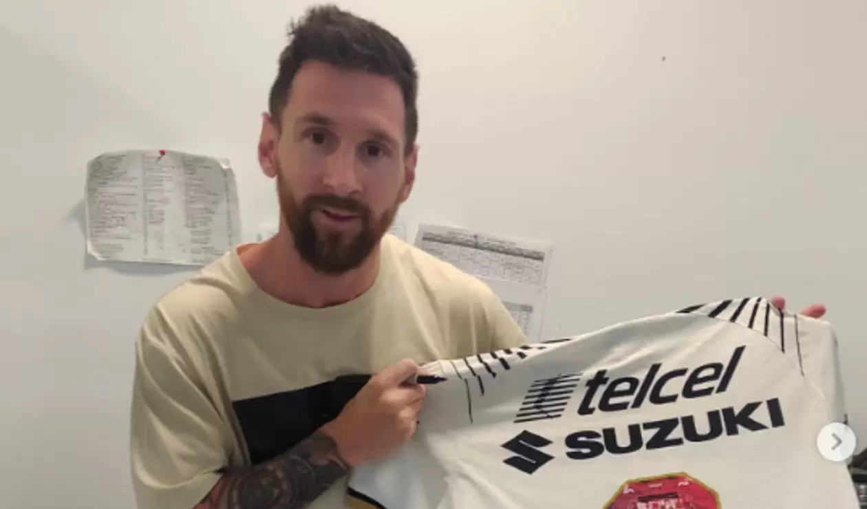Lionel Messi poso con una playera de Pumas | Antena 2